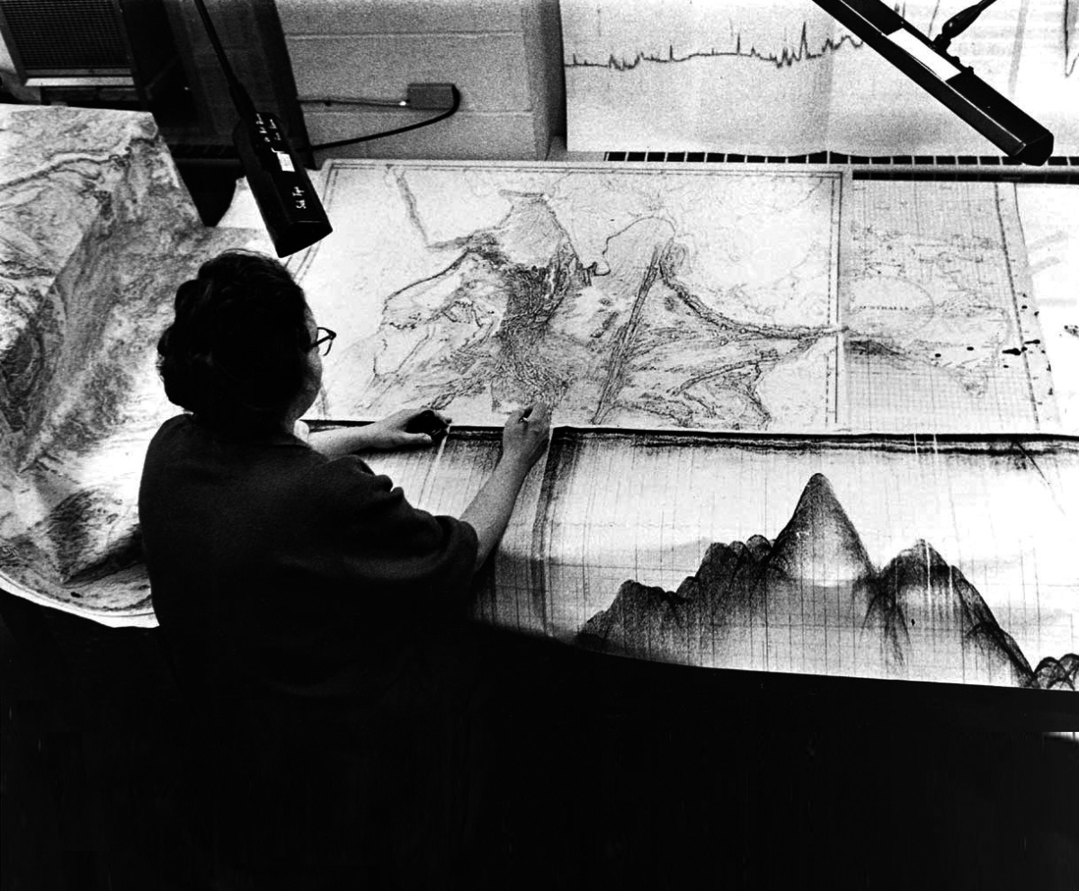 Marie Tharp (1920-2006): Itsas hondoko enigma, trazu leun eta koloretan ...